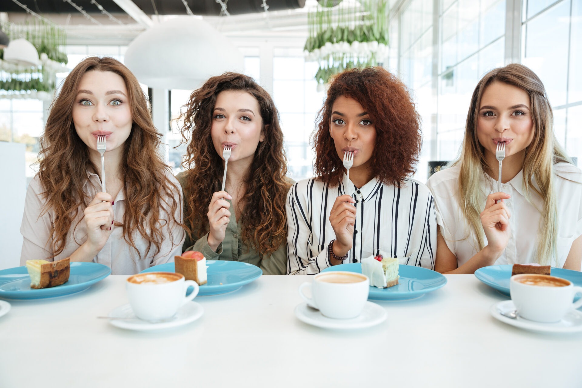 Four smiling friends eating cakes | BTS - Biblisch therapeutische Seelsorge
